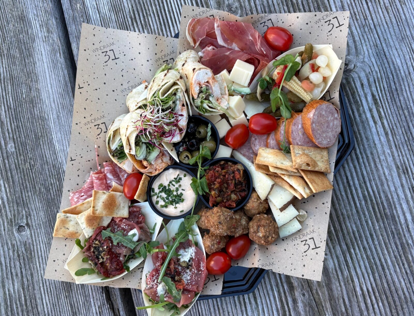 Een plank boordevol lekkers! Altijd geserveerd met stokbrood ...